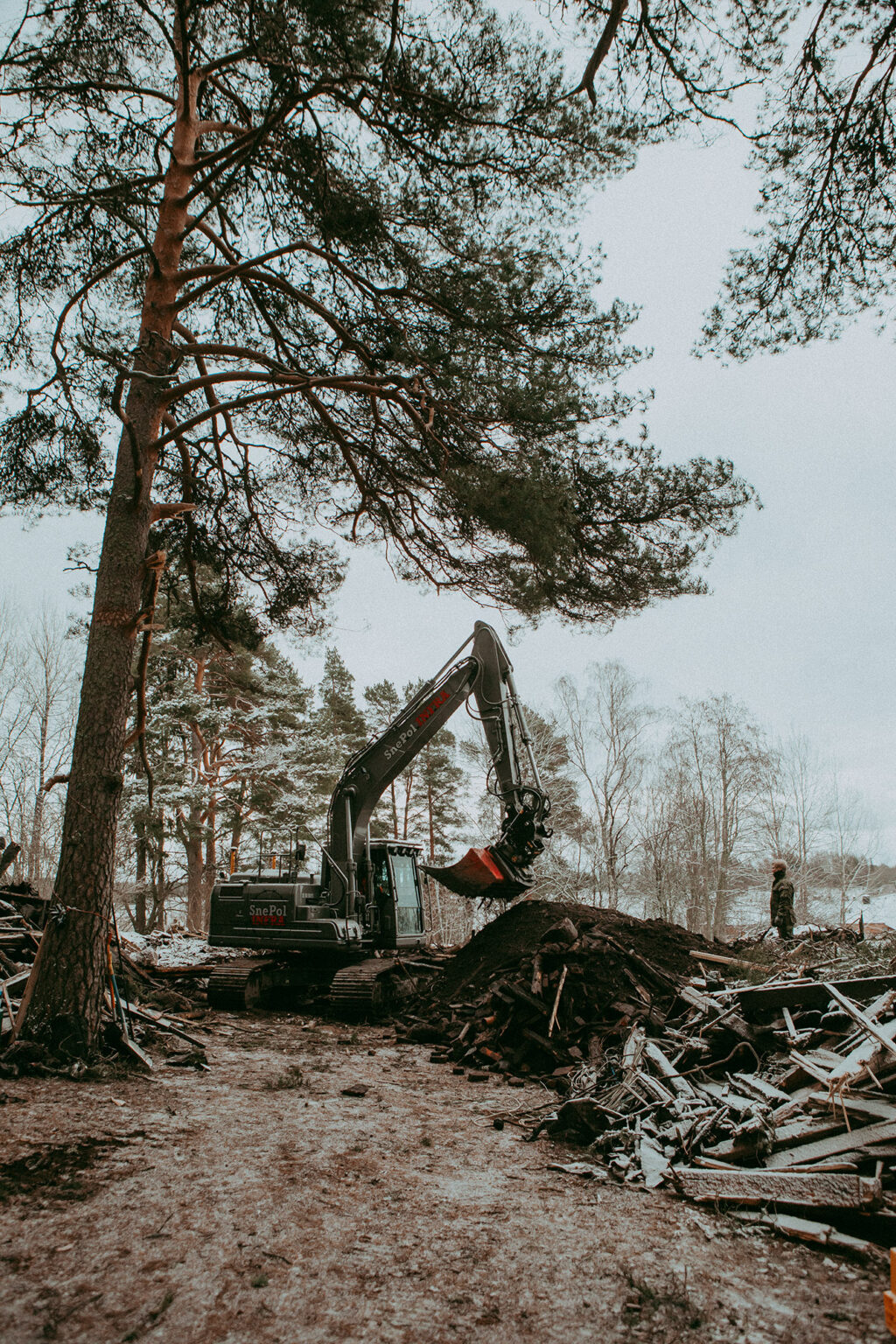 Kun talo palaa, puu kaatuu piharakennuksen päälle, pressutalli hajoaa ...